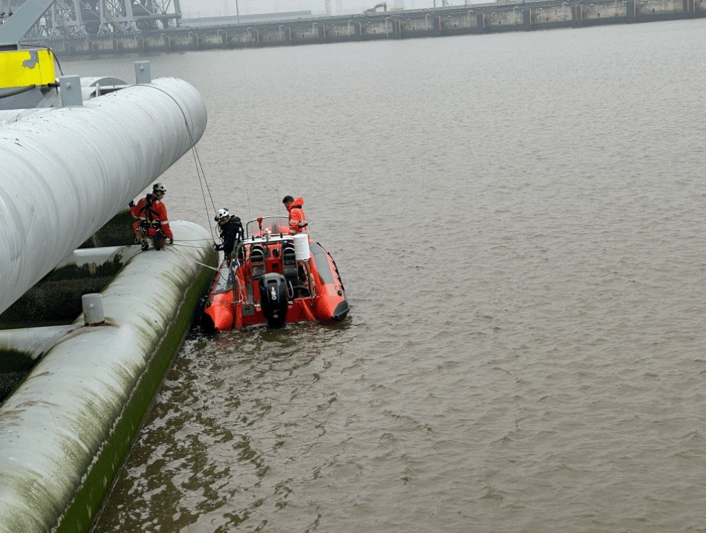 Working above water at Eemshaven using abseiling techniques - ATI Rope ...