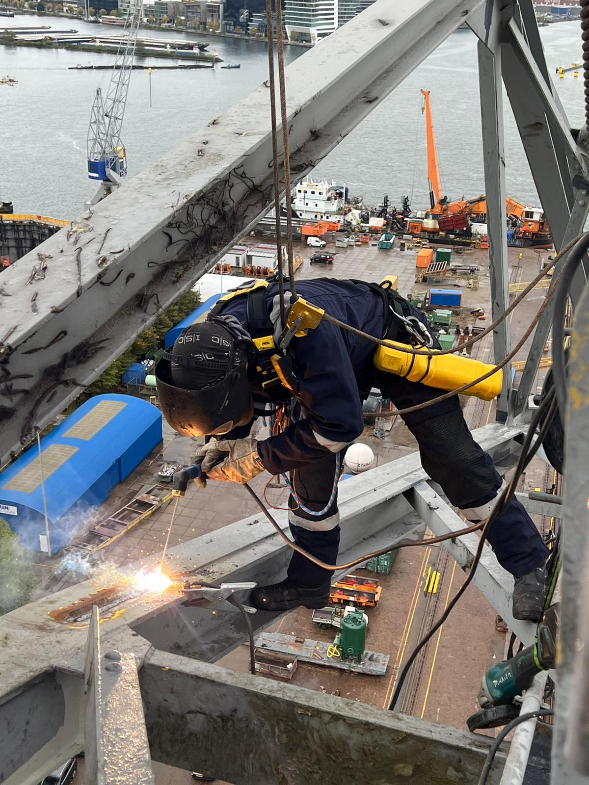 Rope access painting of crane Damen Shiprepair Amsterdam - ATI Rope Access